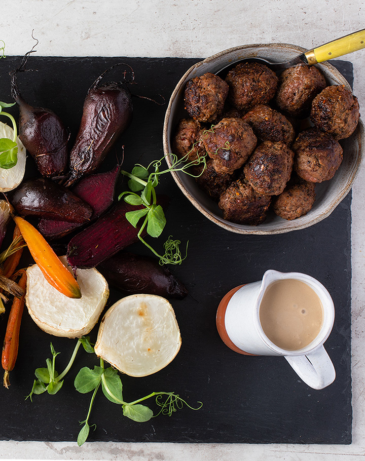 Lihapullat, paahdetut juurekset ja kermakastike - Atria